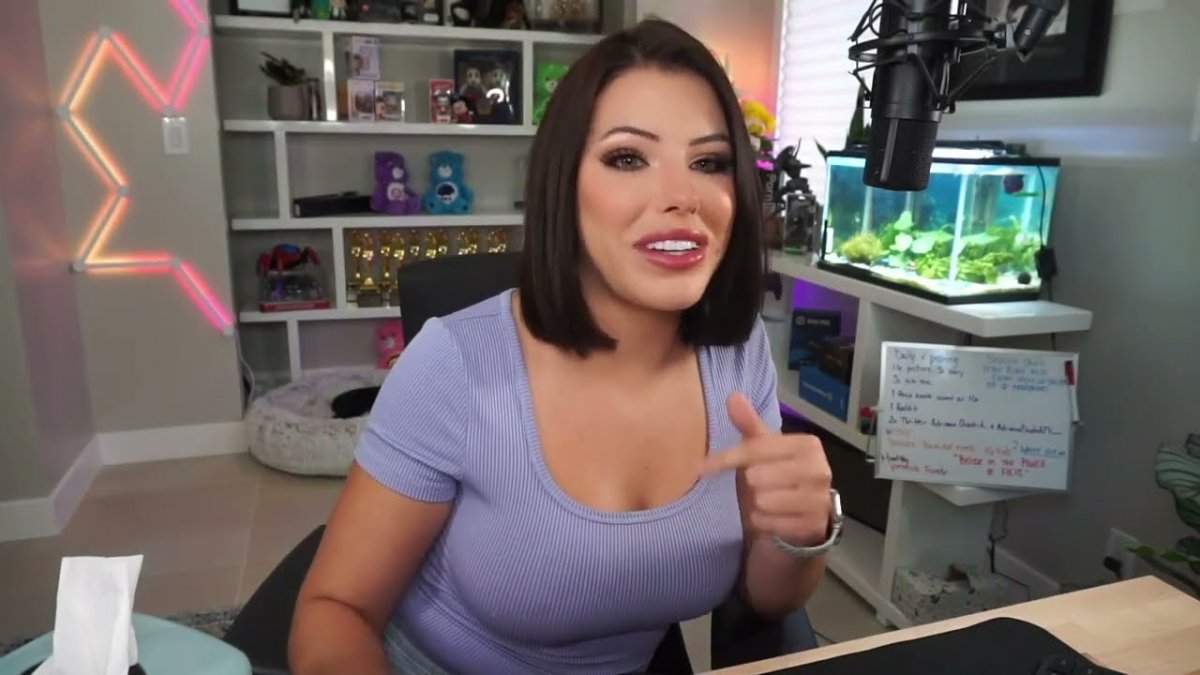 Twitchcon Adriana Chechik Vittima Di Un Brutto Incidente Si è Rotta 4021