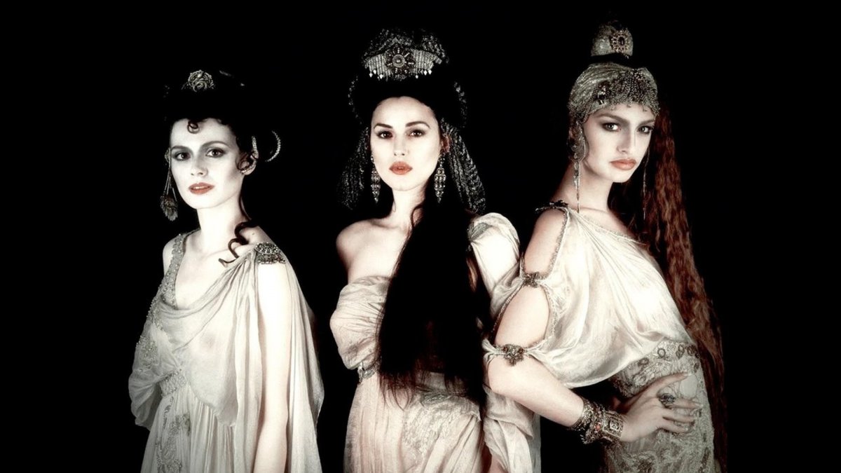 Le Spose di Dracula rivivono nel cosplay di Lada Lyumos, Lady Melamori ...