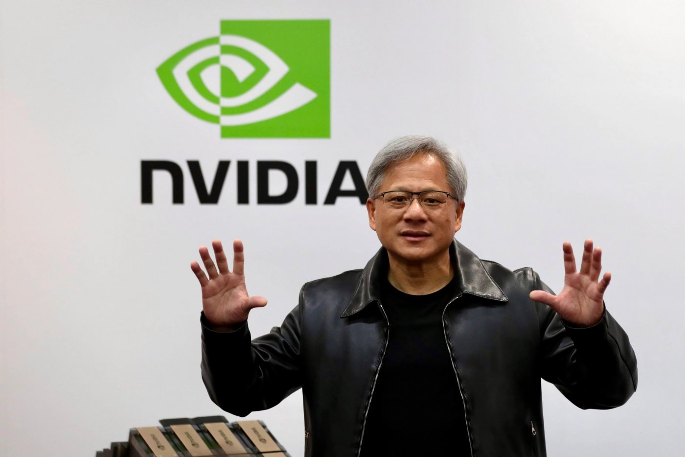 Jensen Huang difende la corsa all’intelligenza artificiale: "660 ...