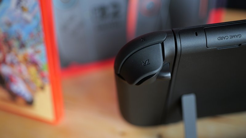 I tasti dorsali e i grilletti dei controller sono stati ripensati per essere più grandi e comodi da premere