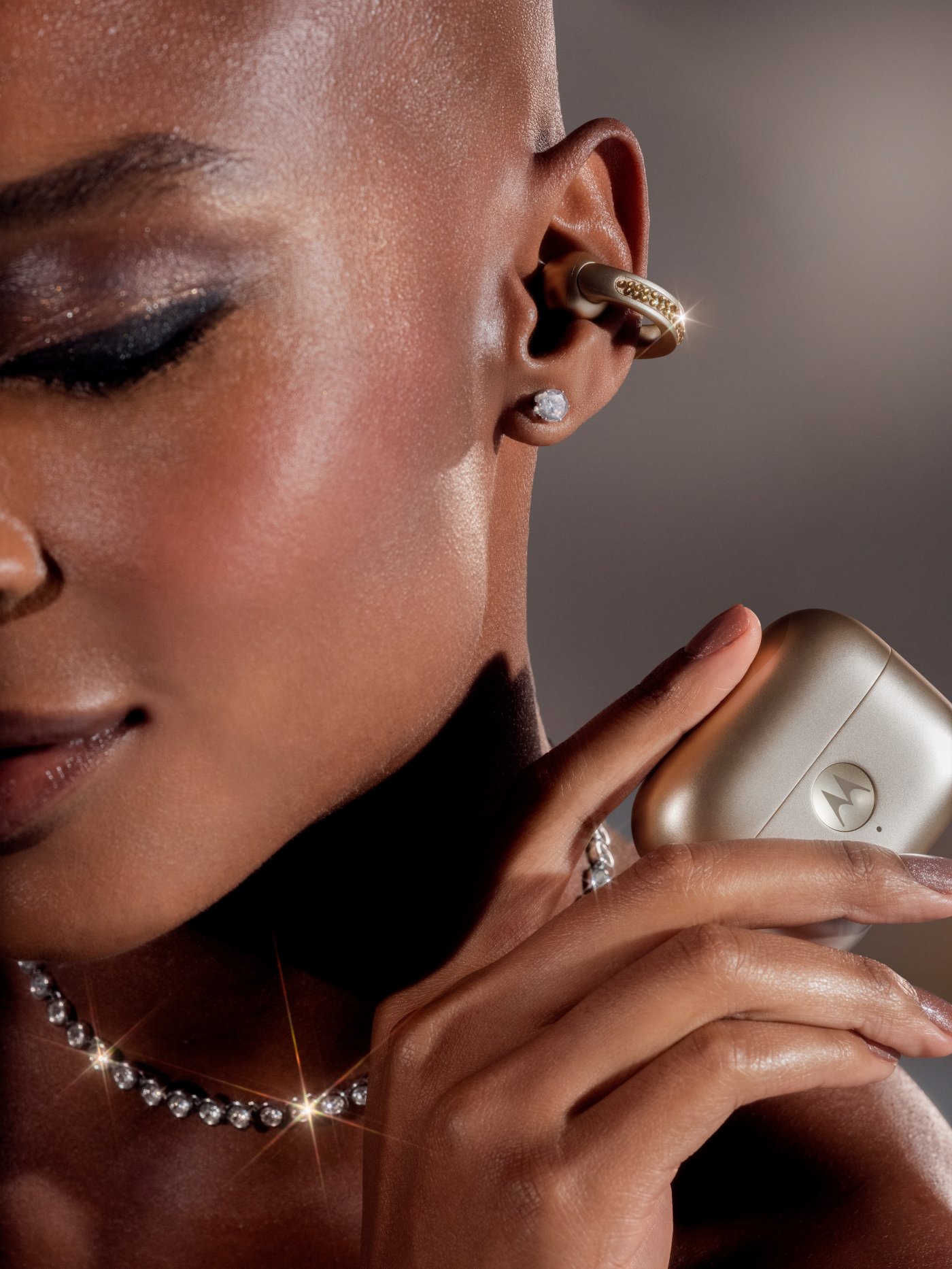 Motorola lancia i suoi nuovi auricolari Moto Buds Loop con un concerto speciale e noi li abbiamo ...