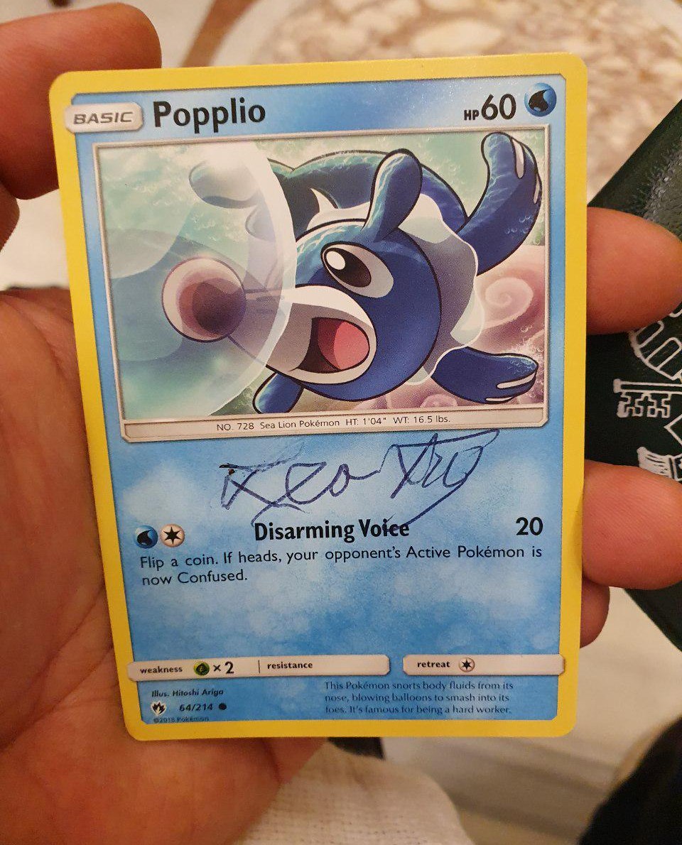 Papa Leone XIV ha firmato per la prima volta una carta Pokémon di Popplio, scatenando l'ilarità ...