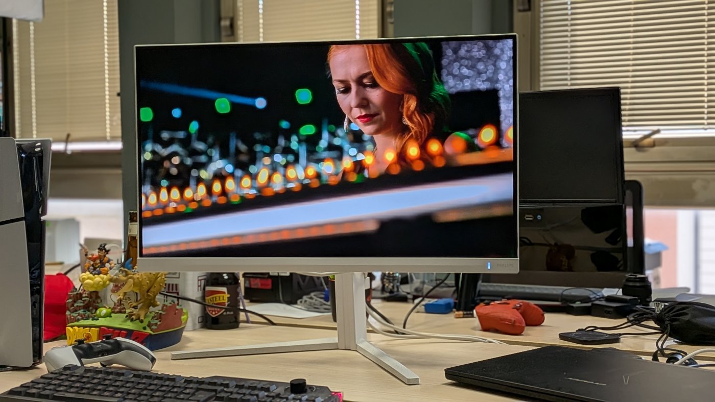 Philips Evnia 27M2N3501PA, la recensione del monitor total white con ...